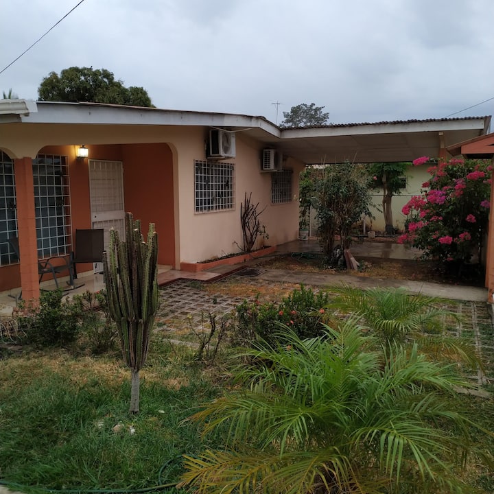 Casa Para Empresas O Particulares En Pleno Centro - Panama