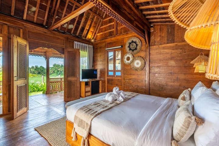 Authentic Bali Wooden Cabin - Ricefield View Ubud - Indonesia