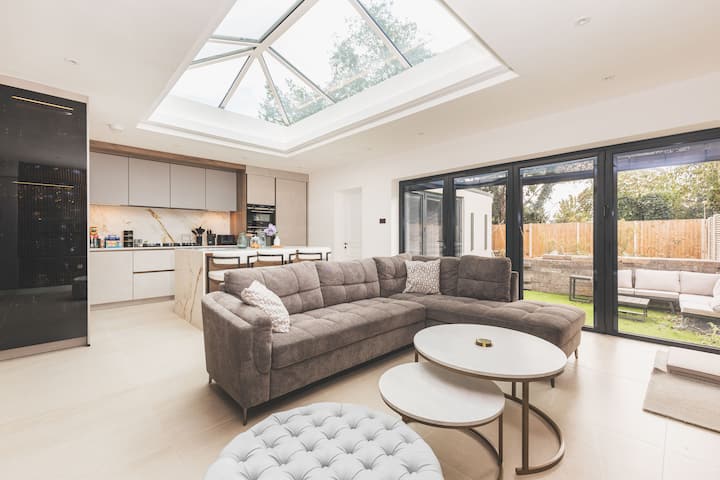 Spacious 5br Oasis W/ Parking Near London Heathrow - Hampton