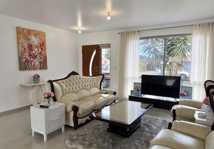 Modern House, Clean, Close Melton Station - Melton
