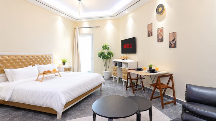 The Executive Studio | King Bed | Pool & Gym - Ajman