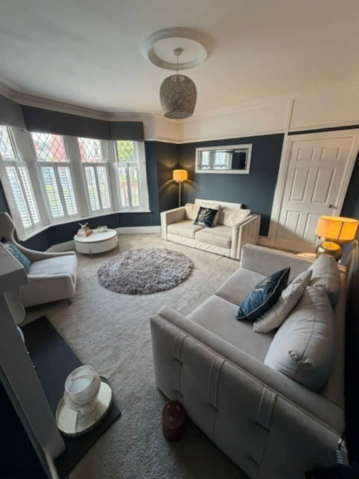 Stylish House With Hot Tub - Sleeps 4 - Cardiff