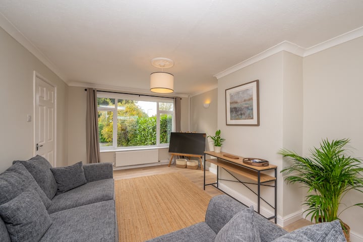 Chase House | New 4 Bed Sleeps 7 & Secure Parking - Stafford, UK