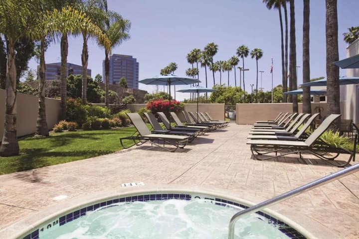 High Floor 2 Doubles Suite W/sofa + Free Breakfast - Del Mar, CA