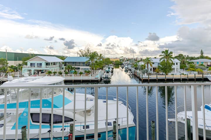 Harbor Canal Comfy Condo: Balcony, Full Kitchen - Marathon, FL