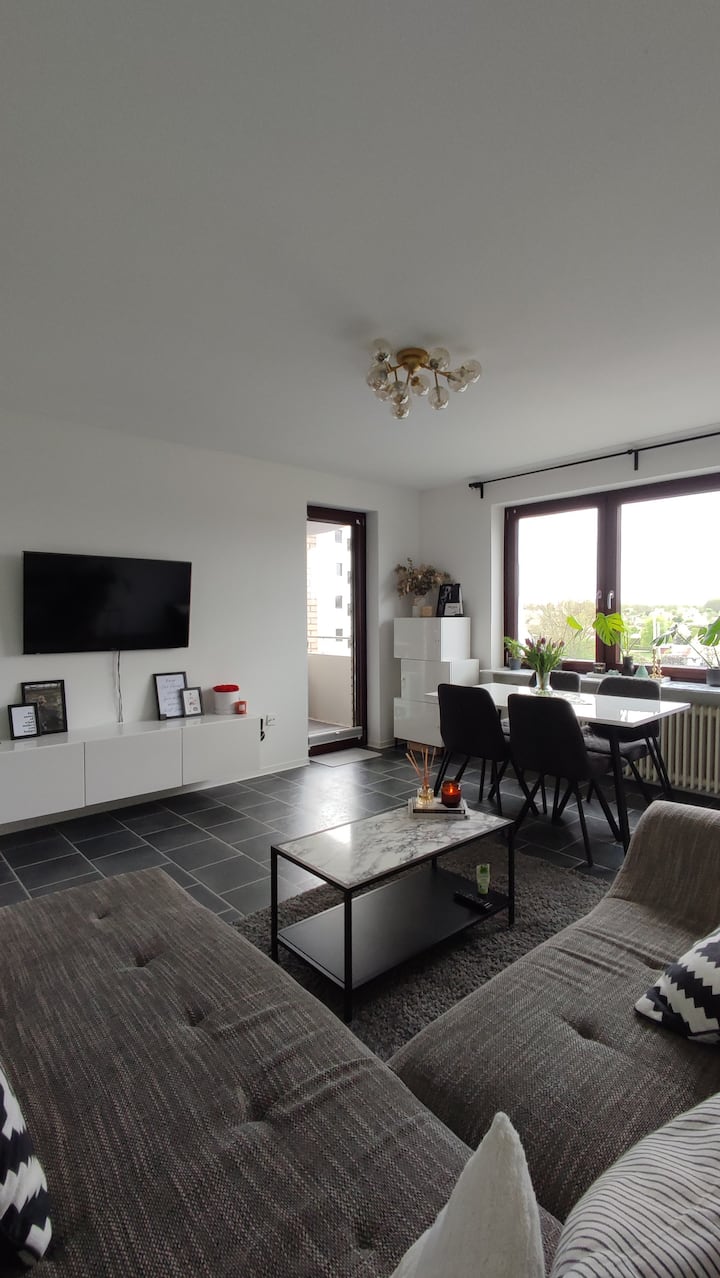 Moderne, Helle Wohnung Mit Pool, Balkon & Ausblick - Lüneburg