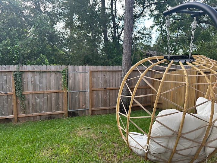Modern Conroe Retreat | Family Friendly & Cozy - Conroe, TX
