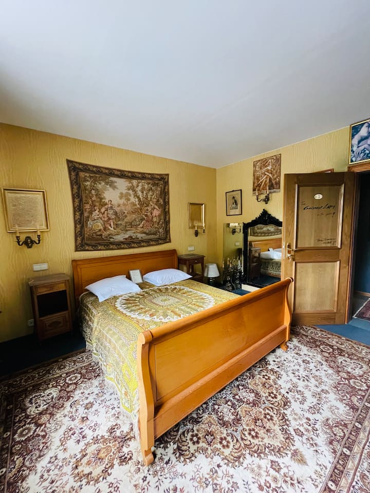 Oranienburgvintage_ Private Garden-golden Lady - Vianden
