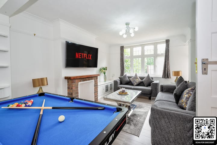 Sleeps 9 | Pool Table | Big Garden | 3 Car Parking - Woking