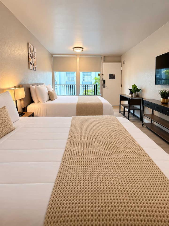 Hollywood Stay Near Beach, Fll & Dining - Hollywood, FL