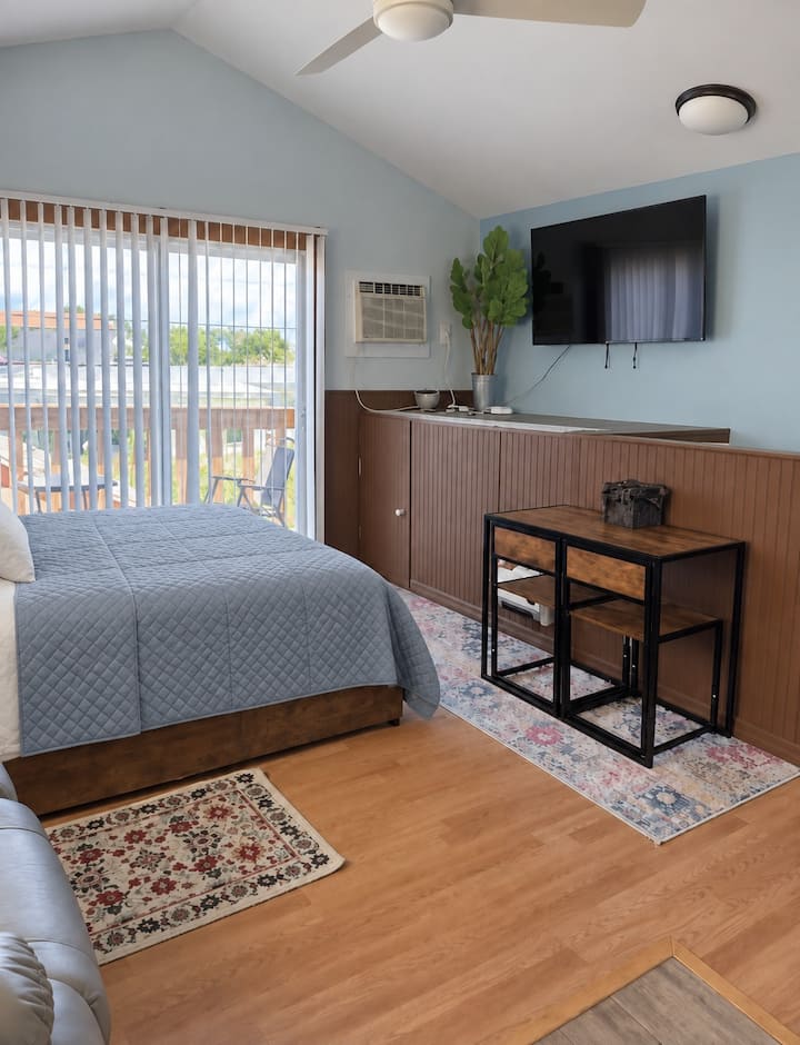 Private Suite, Great Location Near Mineral Springs - North Port, FL