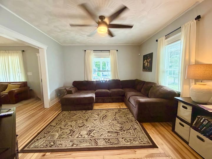 Group Stay | Sleeps 8 | Near Uhs & Bu | Parking - Johnson City, NY