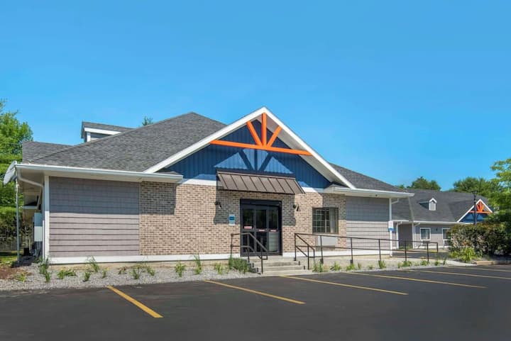 Near L.l. Bean | Parking & Breakfast Included - Freeport, ME