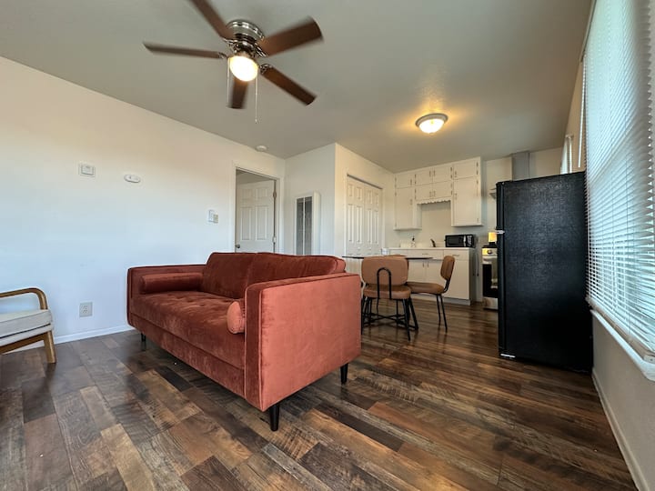 Curated Organic Modern 1br | Queen Bed & Wi-fi - Coalinga, CA