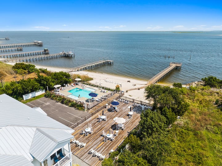 Riverfront King Condo | Pool + Southport - サウスポート, NC