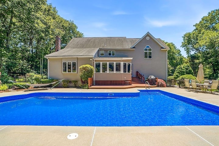 Stunning Colonial House With Pool Near Boston - Bellingham, MA