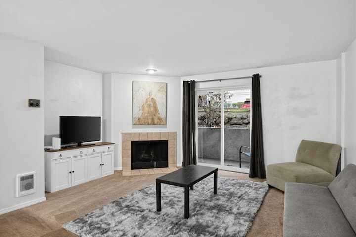 Quiet Renton Condo Near Seatac | Pool & Hot Tub - 倫頓