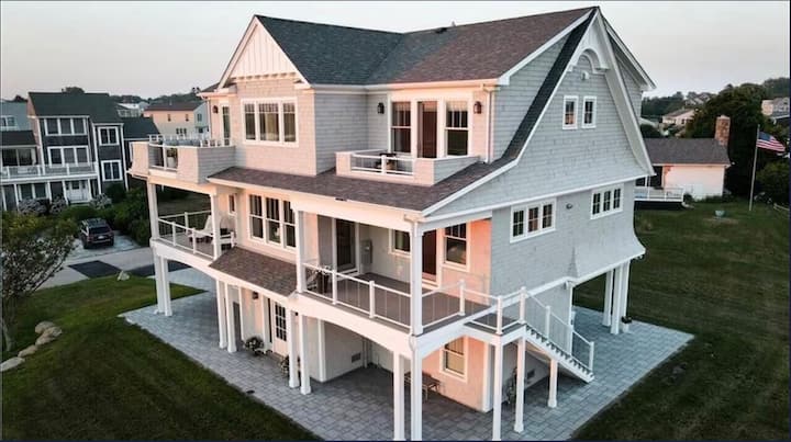 Live Your Dream! Beach House With Ocean Views! - Narragansett, RI