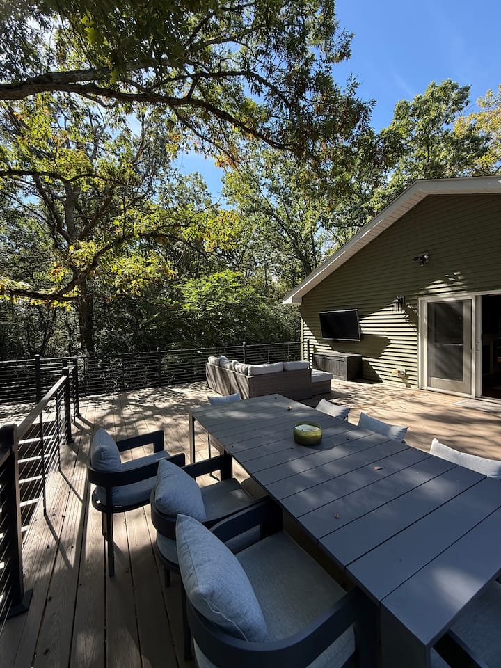 Suburban Cabin Retreat - Highland Park, IL