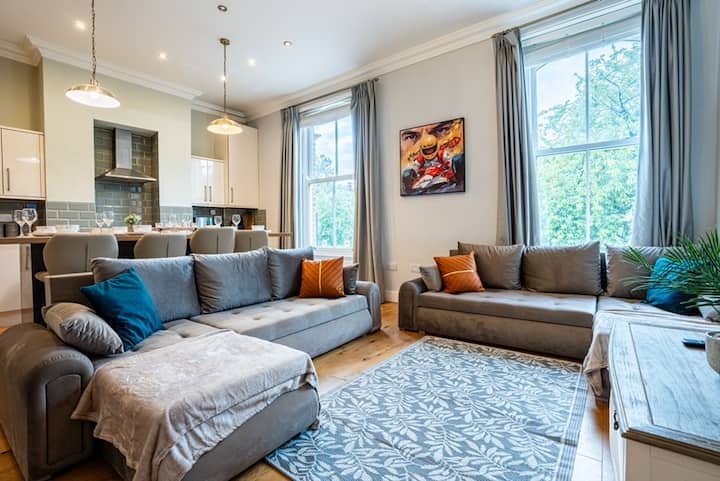 Luxe Maisonette House - Sleeps 16 - Free Parking - Leeds