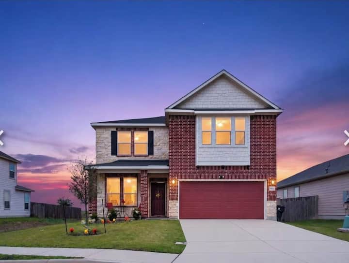 Game Night Hq! Arcade, Pool Table & 5br - Seguin, TX