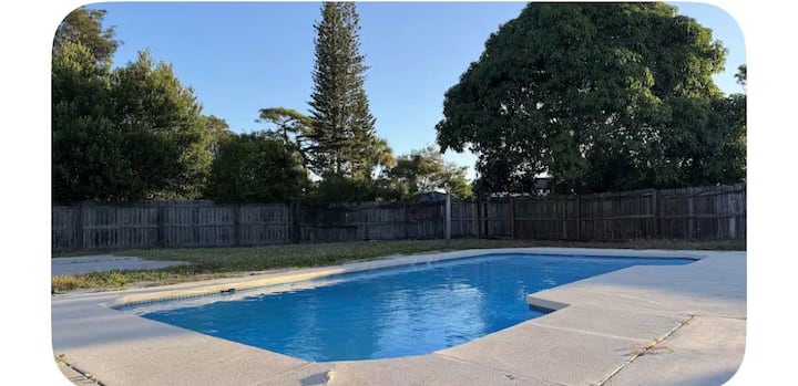 Quiet Four Bedroom House With A Pool - Melbourne, FL