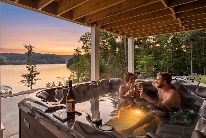 Lake Home + Apt W/ Hot Tub, Pool & Ping Pong Table - Devils Fork State Park, Salem