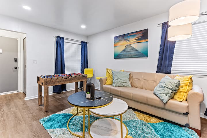 Modern City Retreat With Queen Beds & Games - 迪爾伯恩