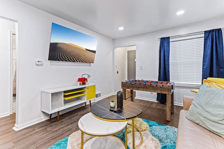 Modern Downtown Getaway With Games - Dearborn, MI