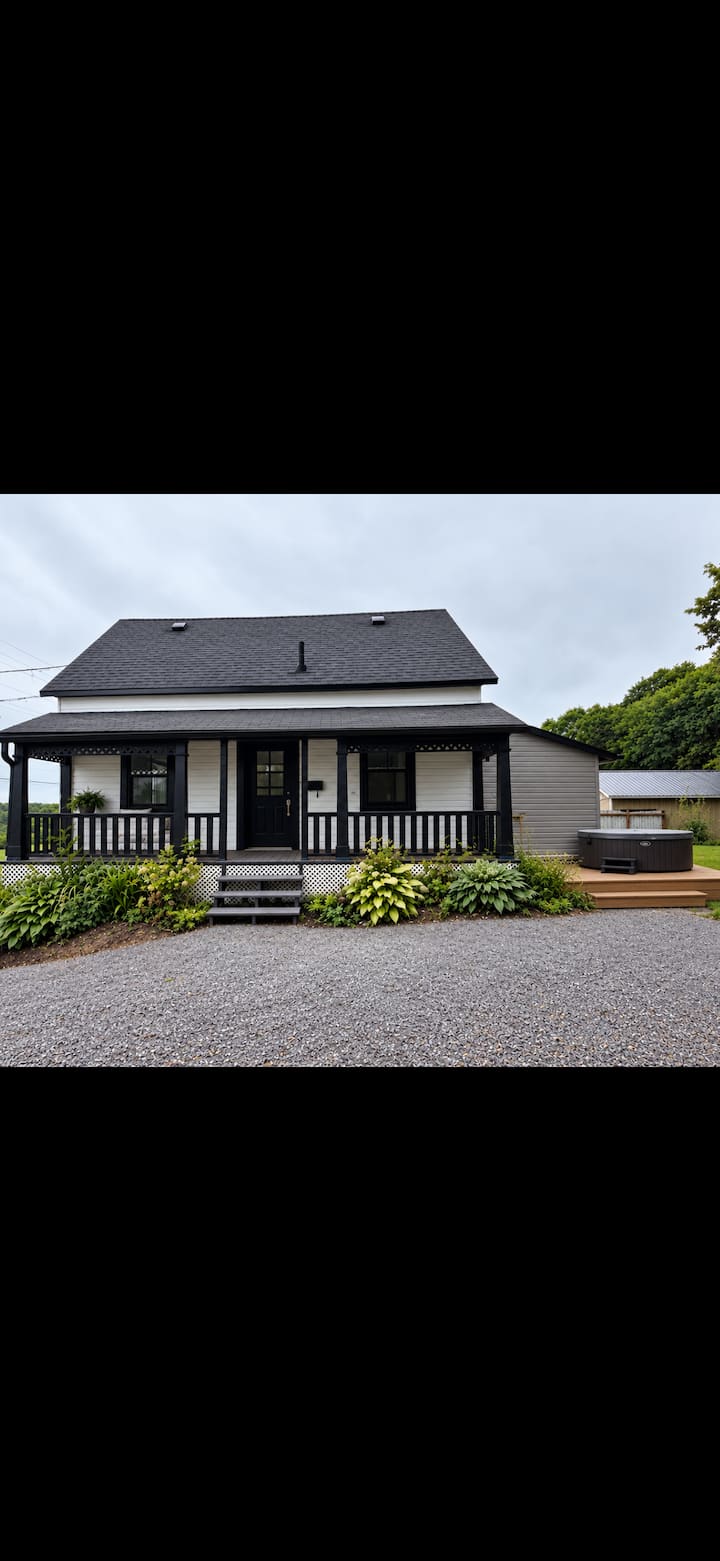 Hidden Town Oasis-swinging Bridge Views-hot Tub - Renfrew