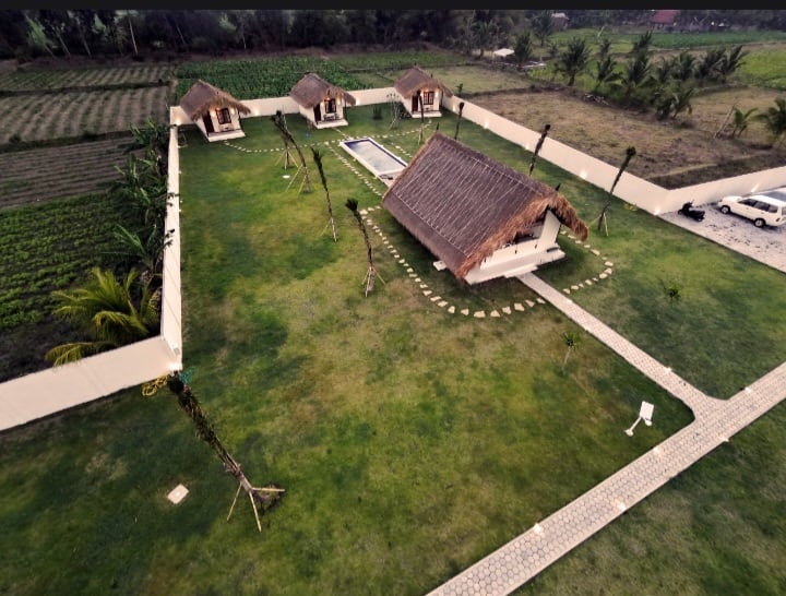 Cayenne Hut 1
Three Cute Huts On A 5,000 Sqm Lawn - Australia
