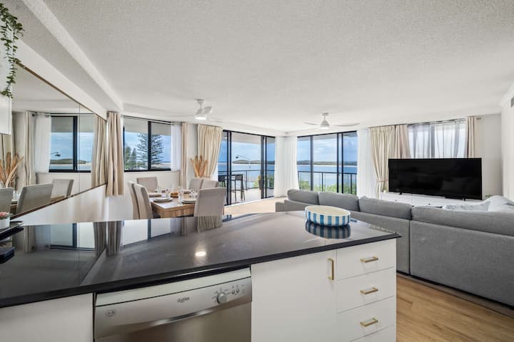 Coastal Outlook - Caloundra Poolside Apartment - Caloundra