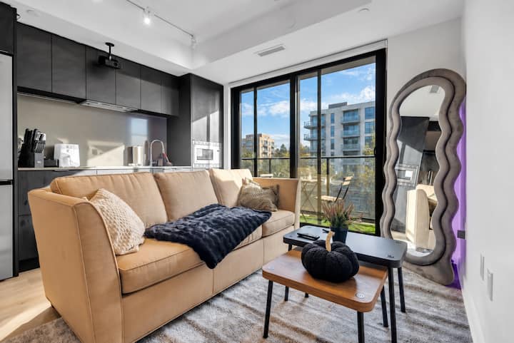Downtown | Projector 2bed| Balcony| Led Vibe - Hamilton
