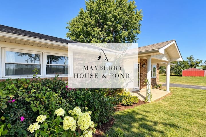 Country Getaway + Private Pond - Marion, IL