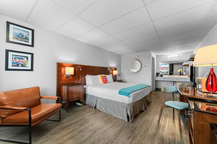 The Retro Hotel King | Breakfast & Branson Vibes - Branson, MO