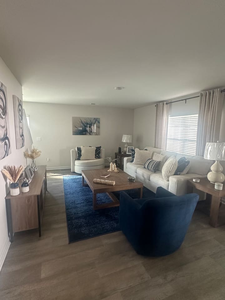 Extra Sitting Area On The Second Floor. - Burlington, NC