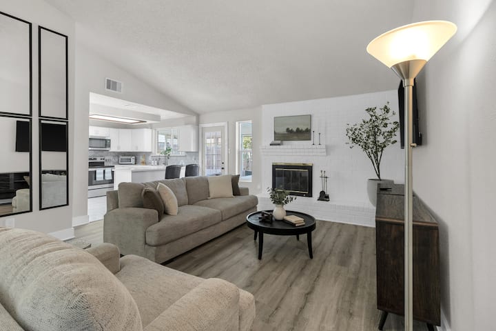 Sb Spring Getaway W/ Pool  Near I-45  Sleeps 10 - Aéroport George-Bush de Houston (IAH)