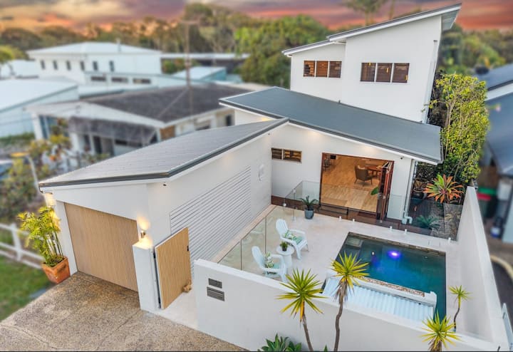 Moffat Beach Coastal Escape | Pool, Walk To Beach - Caloundra