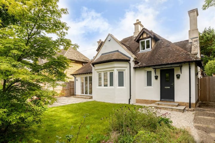 Stunning 5 Bedroom Home In Bourton On The Water - Bourton-on-the-Water