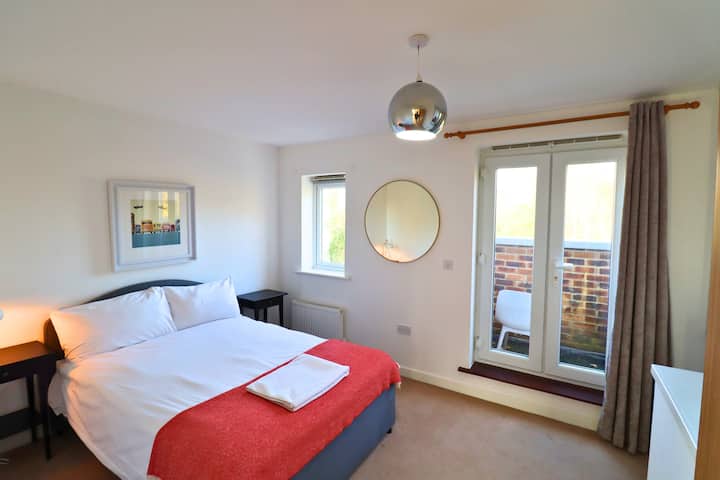 Stylish Four Bedroom House In Addlestone - Woking