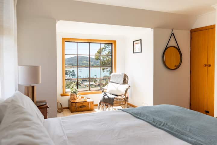 Red Apple Retreat | Views, Orchard, Wood Fire - Saint Helens