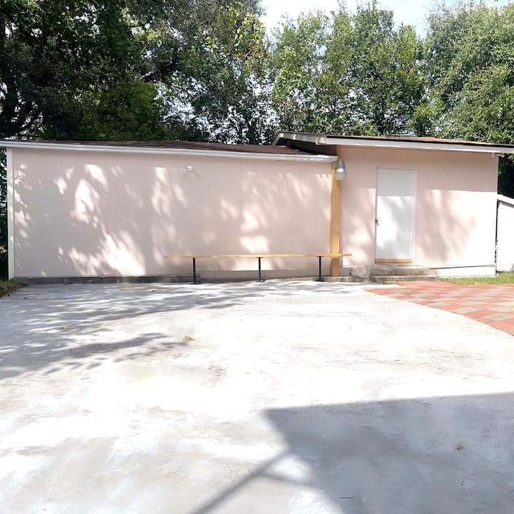 Cozy Quiet Secluded Back House - Galveston, TX