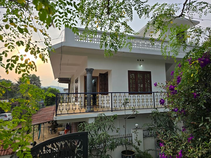 Budget Family Stay In Munnar - Munnar