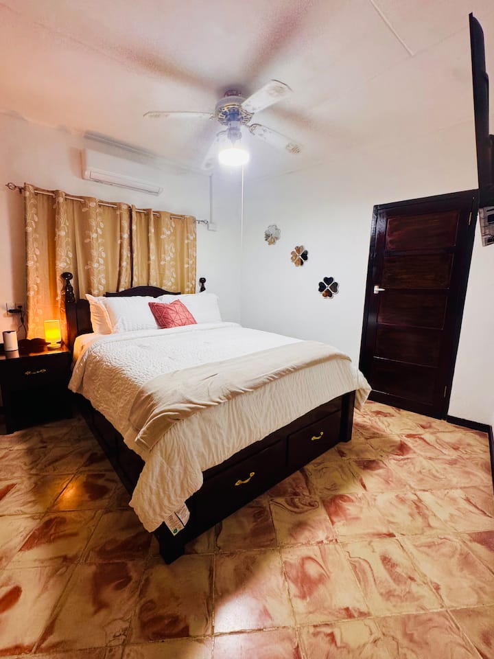 Modern Belmopan Studio 2  Ac, Wi-fi & Kitchenette - Belmopán