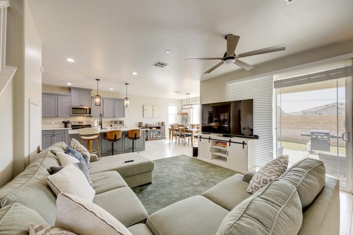 Large Family Home In Fontana! Shop, Dine & Explore - Fontana, CA