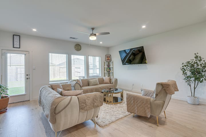 Modern Fresno Home W/ Yard: Near Parks & Shopping - Fresno, TX