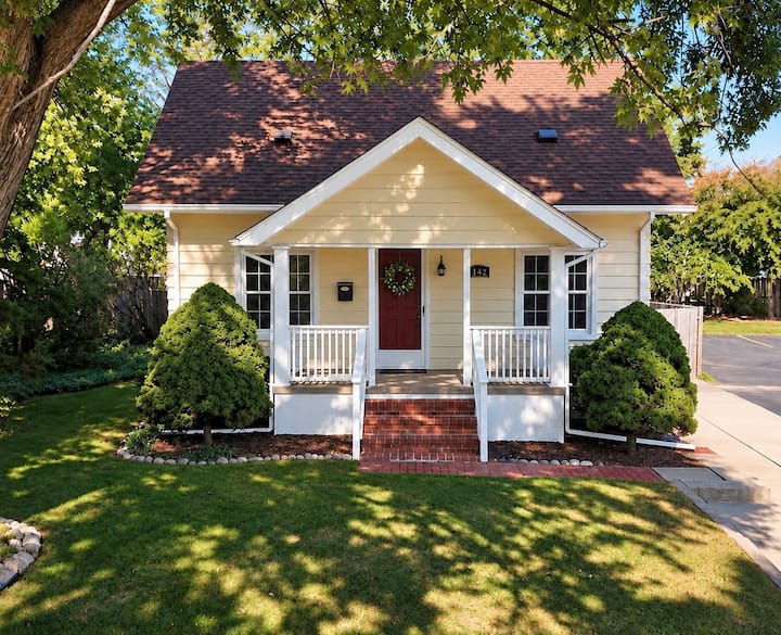 Charming Home | Walk To Downtown & Old Village - Livonia, MI