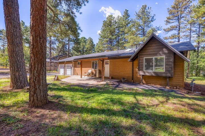 Cozy Pinetop Cabin  Bunk Room  Fenced Yard - Pinetop-Lakeside, AZ