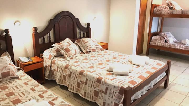 Habitación Para 5 A 150 M Del Mar · Pileta - Villa Gesell