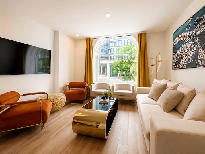 Stylish 7 Bedrooms Townhouse In Dt Mtl + Parking - Montreal